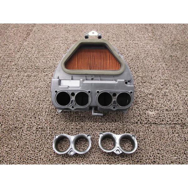 YZF-R1　エアクリーナーボックス商品説明使用感等に伴うキズございます。ガリキズございます。商品の状態は、画像にてご確認下さい。修復素材に、いかがですか♪中古品の為、神経質な方のご入札はご遠慮願います。【車両情報】■メーカー：ヤマハ■車名...