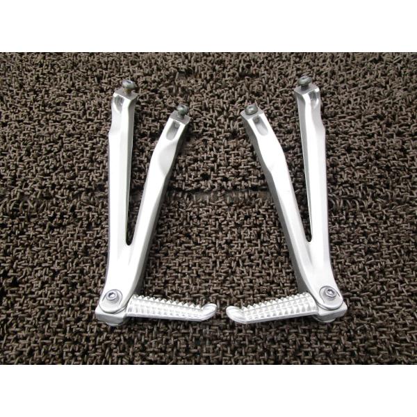 YZF-R1　タンデムステップ ステー 左右商品説明使用感等に伴うキズございます。商品の状態は、画像にてご確認下さい。修復素材に、いかがですか♪中古品の為、神経質な方のご入札はご遠慮願います。【車両情報】■メーカー：ヤマハ■車名：YZF-R...