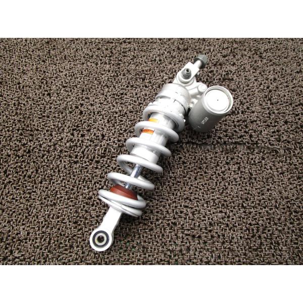 YZF-R1　リアサスペンション商品説明使用感等に伴うキズ、サビございます。ロッド可動部にサビ見受けられません。商品の状態は、画像にてご確認下さい。修復素材に、いかがですか♪中古品の為、神経質な方のご入札はご遠慮願います。【車両情報】■メー...