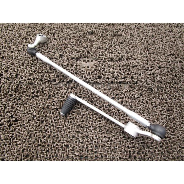 YZF-R1　チェンジペダル商品説明使用感等に伴うキズございます。商品の状態は、画像にてご確認下さい。修復素材に、いかがですか♪中古品の為、神経質な方のご入札はご遠慮願います。【車両情報】■メーカー：ヤマハ■車名：YZF-R1■車体番号：J...