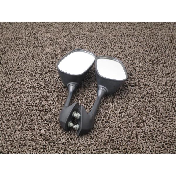 YZF-R1　ミラー 左右商品説明使用感等に伴うキズございます。ケースにガリキズございます。ヒビ入っている箇所ございます(画像5、6枚目参照)。商品の状態は、画像にてご確認下さい。修復素材に、いかがですか♪中古品の為、神経質な方のご入札はご...