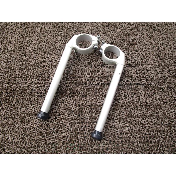 YZF-R1　セパレートハンドル商品説明使用感等に伴うキズございます。エンドキャップにガリキズございます。加工穴ございます。商品の状態は、画像にてご確認下さい。修復素材に、いかがですか♪中古品の為、神経質な方のご入札はご遠慮願います。【車両...