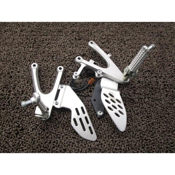 YZF-R1　メインステップ ステー 左右商品説明使用感等に伴うキズ、サビございます。右ステーの裏側に削れキズございます。商品の状態は、画像にてご確認下さい。修復素材に、いかがですか♪中古品の為、神経質な方のご入札はご遠慮願います。【車両情...