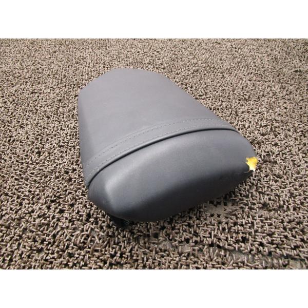 YZF-R1　タンデムシート商品説明使用感等に伴うキズございます。シートに破れございます。商品の状態は、画像にてご確認下さい。修復素材に、いかがですか♪中古品の為、神経質な方のご入札はご遠慮願います。【車両情報】■メーカー：ヤマハ■車名：Y...