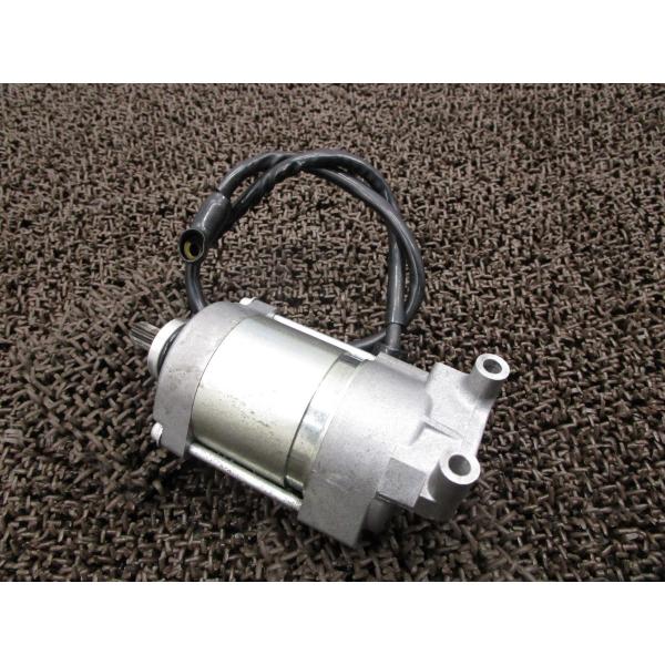 YZF-R1　セルモーター商品説明動作確認済みとなります。使用感等に伴うキズございます。商品の状態は、画像にてご確認下さい。修復素材に、いかがですか♪中古品の為、神経質な方のご入札はご遠慮願います。【車両情報】■メーカー：ヤマハ■車名：YZ...