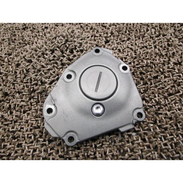 YZF-R1　エンジンカバーポイントカバー商品説明使用感等に伴うキズ、サビございます。商品の状態は、画像にてご確認下さい。OH素材に、いかがですか♪中古品の為、神経質な方のご入札はご遠慮願います。【車両情報】■メーカー：ヤマハ■車名：YZF...