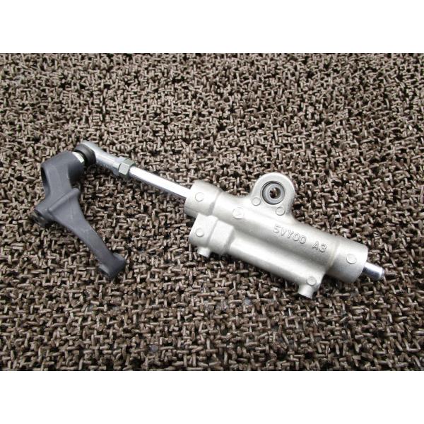 YZF-R1　ステアリングダンパー商品説明使用感等に伴うキズございます。商品の状態は、画像にてご確認下さい。修復素材に、いかがですか♪中古品の為、神経質な方のご入札はご遠慮願います。【車両情報】■メーカー：ヤマハ■車名：YZF-R1■車体番...