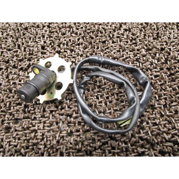 YZF-R1　ピックアップコイル商品説明使用感等に伴うキズございます。商品の状態は、画像にてご確認下さい。修復素材に、いかがですか♪動作未確認の為、神経質な方のご入札はご遠慮願います。【車両情報】■メーカー：ヤマハ■車名：YZF-R1■車体...