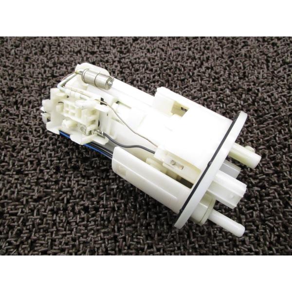 YZF-R1　燃料ポンプ商品説明使用感等に伴うキズございます。商品の状態は、画像にてご確認下さい。修復素材に、いかがですか♪動作未確認の為、神経質な方のご入札はご遠慮願います。【車両情報】■メーカー：ヤマハ■車名：YZF-R1■車体番号：J...