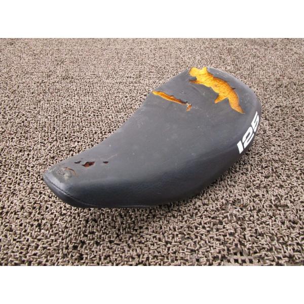 TL125　シート商品説明使用感等に伴うキズございます。シート破れございます。商品の状態は、画像にてご確認下さい。修復素材に、いかがですか♪中古品の為、神経質な方のご入札はご遠慮願います。【車両情報】■メーカー：ホンダ■車名：TL125■車...