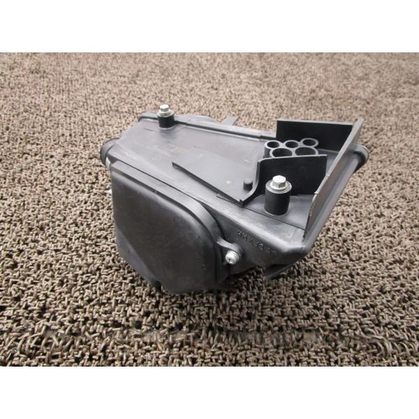 TL125　エアクリーナーボックス商品説明使用感等に伴うキズございます。ダクトにヒビ割れございます。フタの取付部にヒビございます。商品の状態は、画像にてご確認下さい。修復素材に、いかがですか♪中古品の為、神経質な方のご入札はご遠慮願います。...