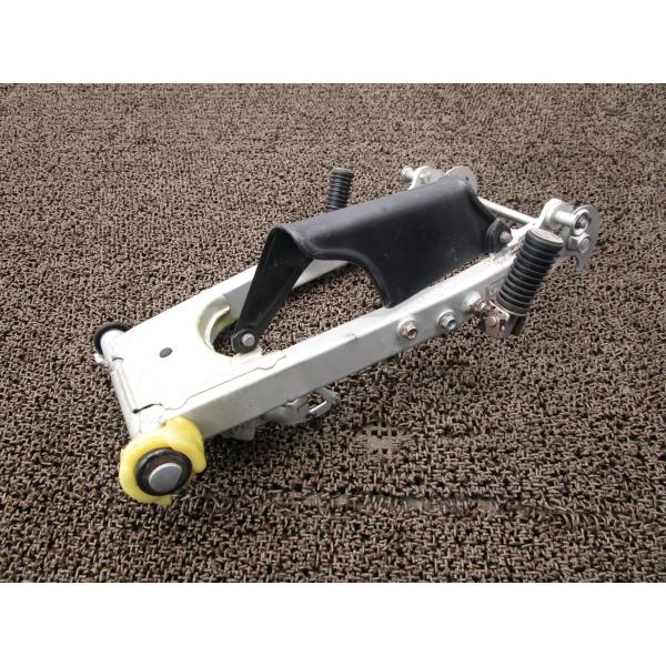 TL125　スイングアーム タンデムステップ リアアクスルシャフトチェーンカバー 商品説明使用感等に伴うキズ、サビございます。商品の状態は、画像にてご確認下さい。修復素材に、いかがですか♪中古品の為、神経質な方のご入札はご遠慮願います。【車...