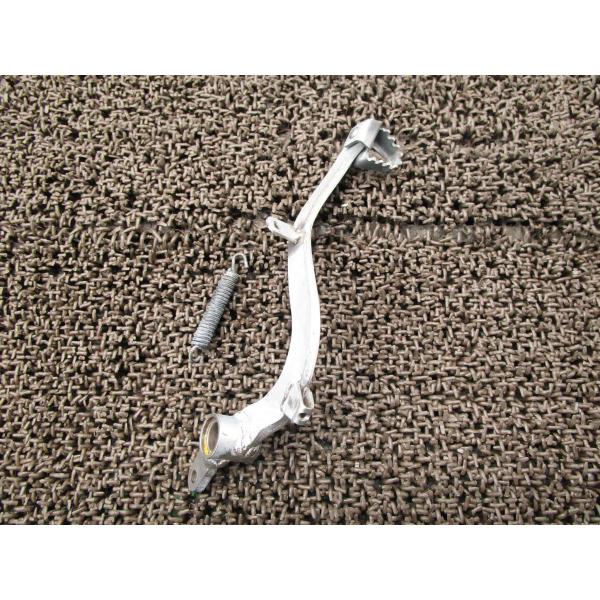 CRM250R　ブレーキペダル商品説明始動確認済み車両からの取り外しとなります。使用感等に伴うキズ、サビございます。商品の状態は、画像にてご確認下さい。修復素材に、いかがですか♪中古品の為、神経質な方のご入札はご遠慮願います。【車両情報】■...