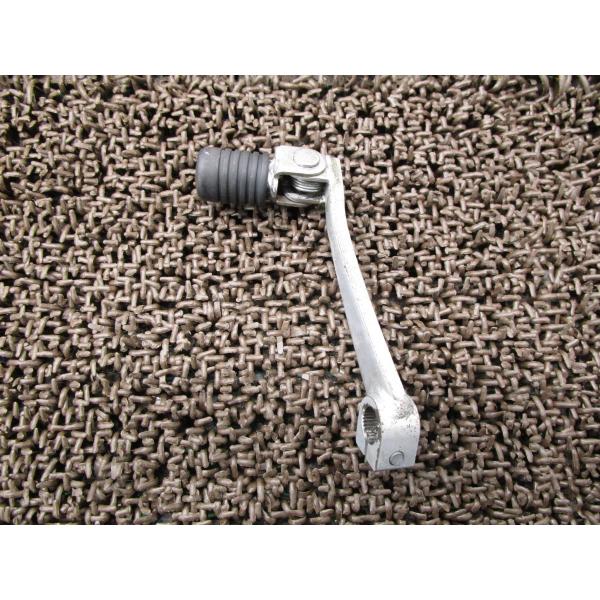 CRM250R　チェンジペダル商品説明始動確認済み車両からの取り外しとなります。使用感等に伴うキズございます。商品の状態は、画像にてご確認下さい。修復素材に、いかがですか♪中古品の為、神経質な方のご入札はご遠慮願います。【車両情報】■メーカ...