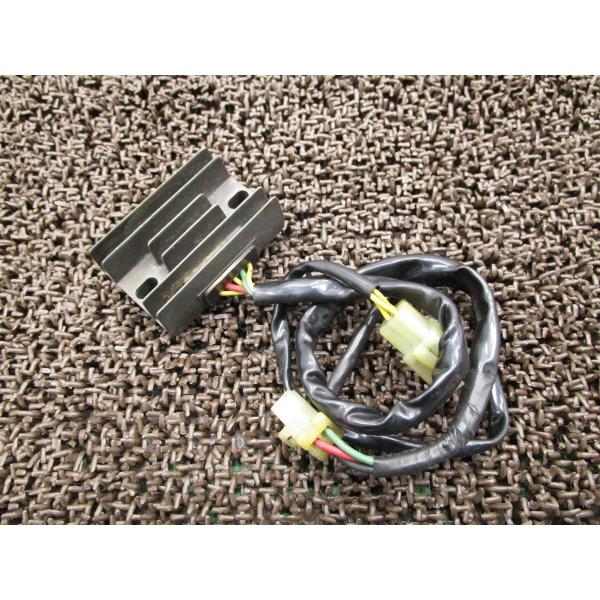 CRM250R　レギュレター商品説明始動確認済み車両からの取り外しとなります。使用感等に伴うキズございます。商品の状態は、画像にてご確認下さい。修復素材に、いかがですか♪中古品の為、神経質な方のご入札はご遠慮願います。【車両情報】■メーカー...