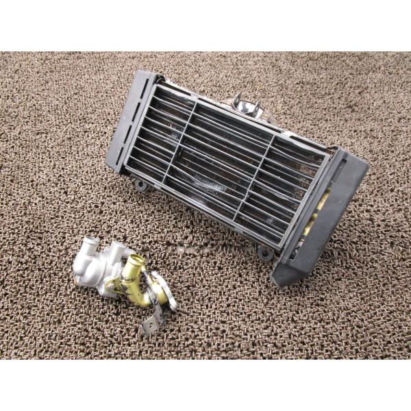 VF400F　ラジエター サーモスタット商品説明始動確認済み車両からの取り外しとなります。使用感等に伴うキズ、サビございます。フィン潰れございます。カバーに割れ、フィンが凹んでいる箇所ございます(画像1枚目真ん中の下部)。商品の状態は、画像...