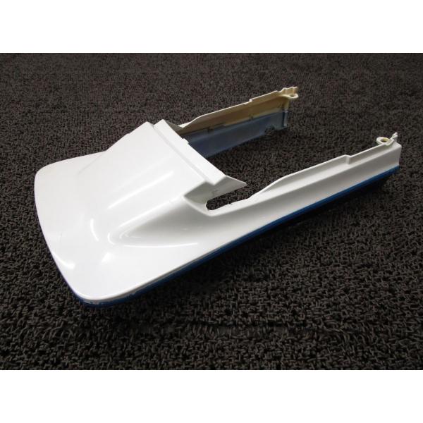 VF400F　シートカウル商品説明始動確認済み車両からの取り外しとなります。使用感等に伴うキズございます。取付部にヒビございます。商品の状態は、画像にてご確認下さい。修復素材に、いかがですか♪中古品の為、神経質な方のご入札はご遠慮願います。...