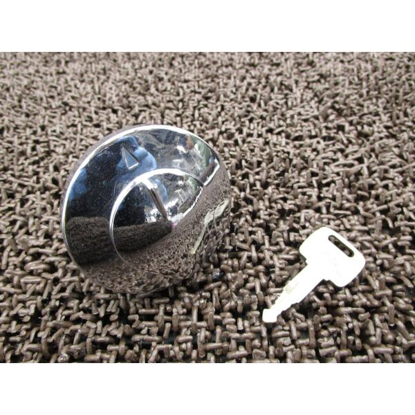 VF400F　タンクキャップ商品説明始動確認済み車両からの取り外しとなります。使用感等に伴うキズございます。カギの切替確認とれております。商品の状態は、画像にてご確認下さい。修復素材に、いかがですか♪中古品の為、神経質な方のご入札はご遠慮願...