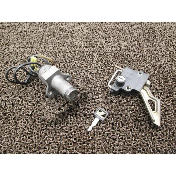 VF400F　メインキーセット商品説明始動確認済み車両からの取り外しとなります。使用感等に伴うキズございます。カギの切替確認とれております。ヒビが入っている箇所ございます(画像5枚目参照)。商品の状態は、画像にてご確認下さい。修復素材に、い...