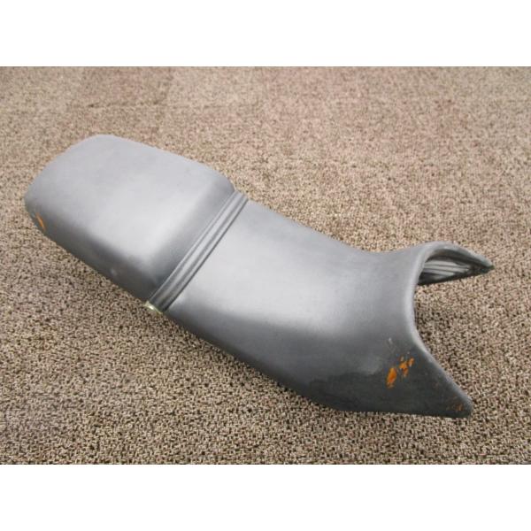 VF400F　シート商品説明始動確認済み車両からの取り外しとなります。使用感等に伴うキズございます。シートに破れございます。商品の状態は、画像にてご確認下さい。修復素材に、いかがですか♪中古品の為、神経質な方のご入札はご遠慮願います。【車両...