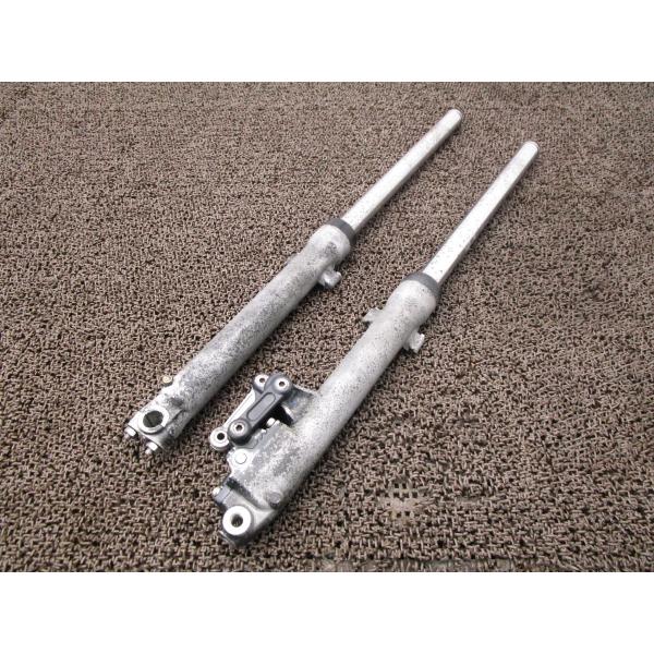 VF400F　フロントフォーク商品説明始動確認済み車両からの取り外しとなります。使用感等に伴うキズございます。インナーにオイル漏れございます。ストローク部分にサビございます。ダストシールにヒビございます。商品の状態は、画像にてご確認下さい。...