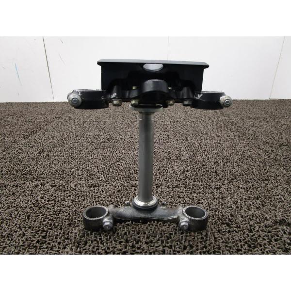 VF400F　トップブリッジ ステム商品説明始動確認済み車両からの取り外しとなります。使用感等に伴うキズ、サビございます。商品の状態は、画像にてご確認下さい。修復素材に、いかがですか♪中古品の為、神経質な方のご入札はご遠慮願います。【車両情...