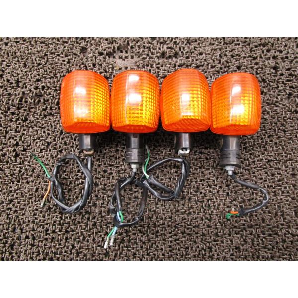 VF400F　ウインカー 4個セット商品説明始動確認済み車両からの取り外しとなります。使用感等に伴うキズ、ガリキズございます。ケースにヒビが入っているウインカーございます。レンズ固定ネジがナメているウインカーが3つございます。商品の状態は、...