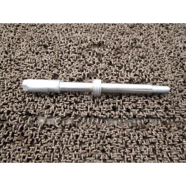 VF400F　フロントアクスルシャフト商品説明始動確認済み車両からの取り外しとなります。使用感等に伴うキズございます。商品の状態は、画像にてご確認下さい。修復素材に、いかがですか♪中古品の為、神経質な方のご入札はご遠慮願います。【車両情報】...