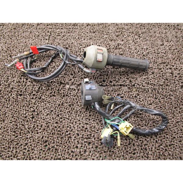 VF400F　ハンドルスイッチ 左右 スロットル商品説明始動確認済み車両からの取り外しとなります。使用感等に伴うキズございます。スイッチの切替確認とれております。左ボックス内の突起は削られております。左のライトスイッチにヒビが入っている箇所...