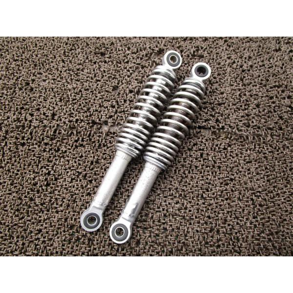 RD50　リアサスペンション商品説明始動確認済み車両からの取り外しとなります。使用感等に伴うキズ、サビございます。バンプラバーに割れ欠けございます。商品の状態は、画像にてご確認下さい。修復素材に、いかがですか♪中古品の為、神経質な方のご入札...