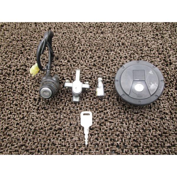 KSR110　メインキーセットタンクキャップ商品説明始動確認済み車両からの取り外しとなります。使用感等に伴うキズございます。カギの切替確認とれております。商品の状態は、画像にてご確認下さい。修復素材に、いかがですか♪中古品の為、神経質な方の...