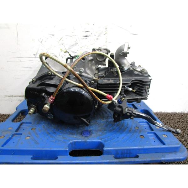 KSR110　クラッチ付き エンジンキタコ製 マニホールド商品説明始動確認済みエンジンとなります。使用感等に伴うキズ、サビございます。カバーにスリキズございます。レバーに曲がりございます。マスターシリンダーの窓は劣化による細かなヒビ、凹みご...