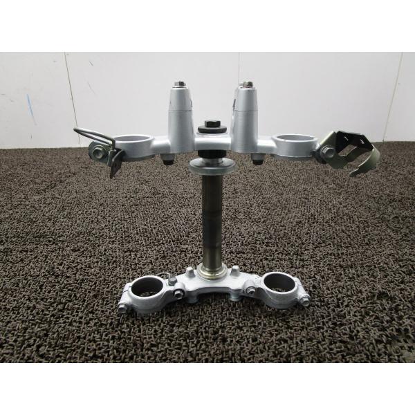 KSR110　倒立 トップブリッジ ステム商品説明始動確認済み車両からの取り外しとなります。使用感等に伴うキズ、サビございます。商品の状態は、画像にてご確認下さい。修復素材に、いかがですか♪中古品の為、神経質な方のご入札はご遠慮願います。【...