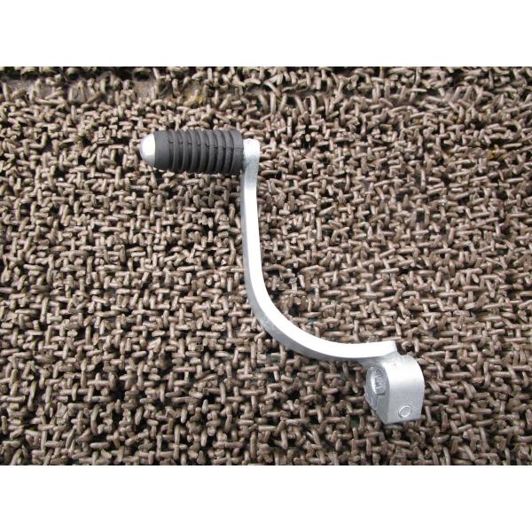 KSR110　チェンジペダル商品説明始動確認済み車両からの取り外しとなります。使用感等に伴うキズございます。ペダル先端にガリキズございます。商品の状態は、画像にてご確認下さい。修復素材に、いかがですか♪中古品の為、神経質な方のご入札はご遠慮...