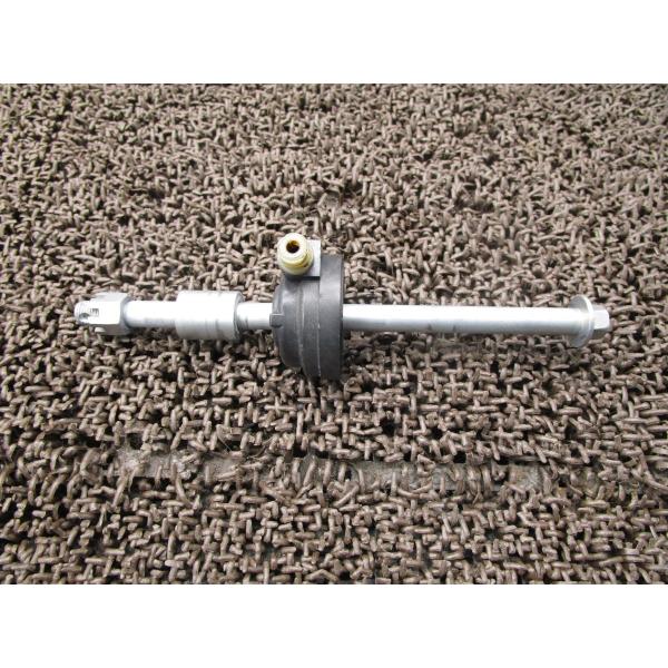 KSR110　フロントアクスルシャフト メーターギア商品説明始動確認済み車両からの取り外しとなります。使用感等に伴うキズございます。メーターギアは付属しております。商品の状態は、画像にてご確認下さい。修復素材に、いかがですか♪中古品の為、神...