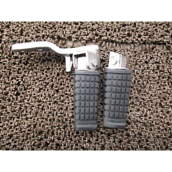 KSR110　メインステップ ステー 左右商品説明始動確認済み車両からの取り外しとなります。使用感等に伴うキズ、サビ、ガリキズございます。画像6枚目の部分に曲がりございます。商品の状態は、画像にてご確認下さい。修復素材に、いかがですか♪中古...