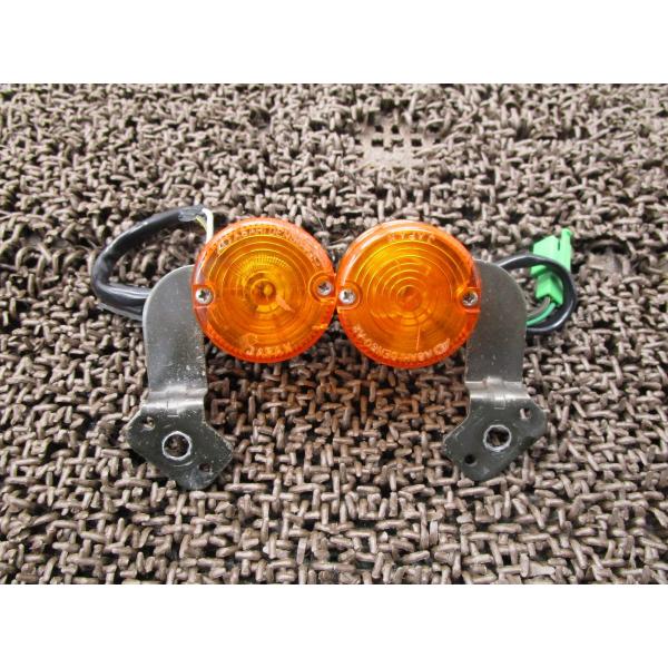 KSR110　ウインカー 2個セット商品説明始動確認済み車両からの取り外しとなります。使用感等に伴うキズございます。レンズにヒビございます。商品の状態は、画像にてご確認下さい。修復素材に、いかがですか♪中古品の為、神経質な方のご入札はご遠慮...