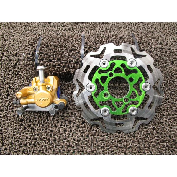 KSR110　フロントキャリパー ウェーブ ディスクローター商品説明始動確認済み車両からの取り外しとなります。使用感等に伴うキズ、サビございます。商品の状態は、画像にてご確認下さい。修復素材に、いかがですか♪中古品の為、神経質な方のご入札は...