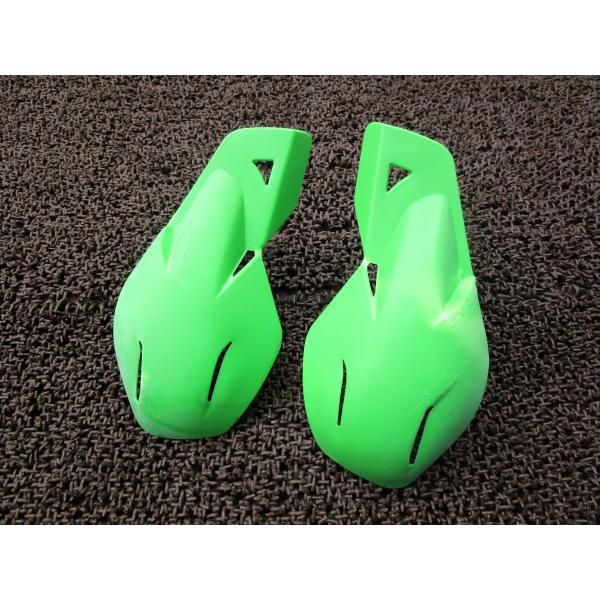 KSR110　ナックルガード 左右商品説明始動確認済み車両からの取り外しとなります。使用感等に伴うキズ、ガリキズございます。ヒビ入っている箇所ございます(画像9枚目参照)。商品の状態は、画像にてご確認下さい。修復素材に、いかがですか♪中古品...