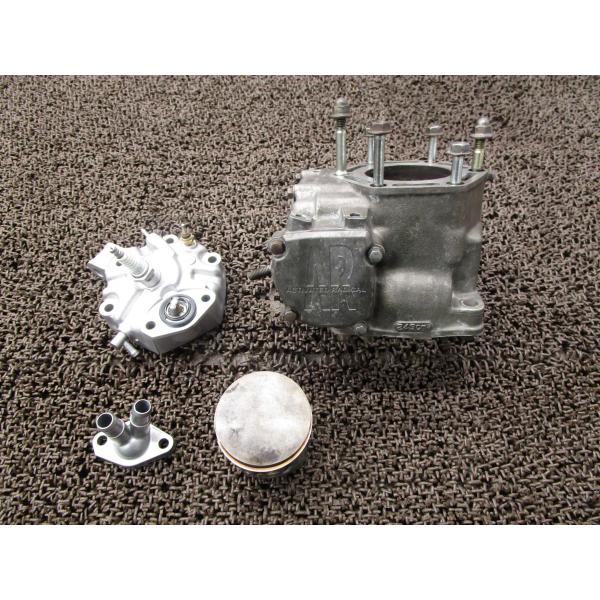 CRM250AR　シリンダー ピストン商品説明使用感等に伴うキズ、サビございます。ピストンにツメが引っかかるキズございます。商品の状態は、画像にてご確認下さい。OH素材に、いかがですか♪中古品の為、神経質な方のご入札はご遠慮願います。【車両...