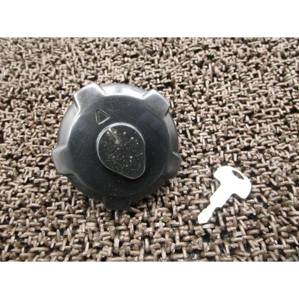 TLM220R　タンクキャップ キーセット商品説明始動確認済み車両からの取り外しとなります。使用感等に伴うキズございます。カギの切替確認とれております。商品の状態は、画像にてご確認下さい。修復素材に、いかがですか♪中古品の為、神経質な方のご...