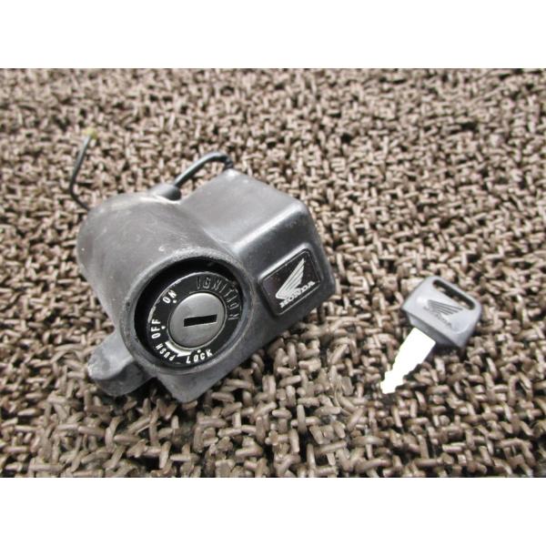 TLM220R　メインキー カバー商品説明始動確認済み車両からの取り外しとなります。使用感等に伴うキズございます。カギの切替確認とれております。商品の状態は、画像にてご確認下さい。修復素材に、いかがですか♪中古品の為、神経質な方のご入札はご...