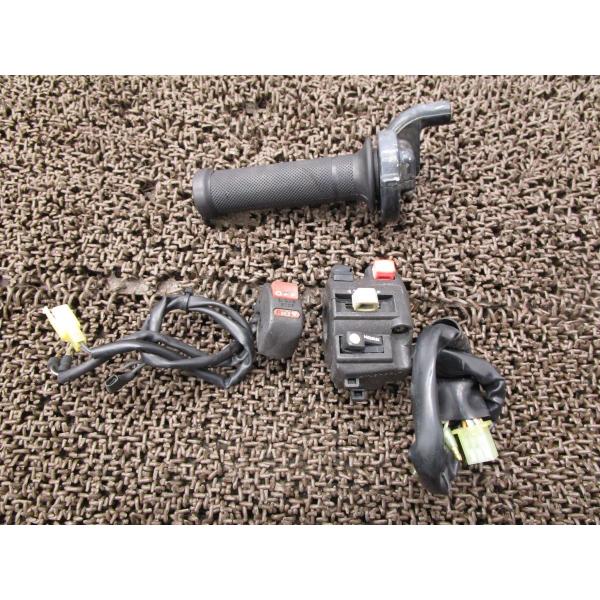 TLM220R　ハンドルスイッチ 左右 スロットル商品説明始動確認済み車両からの取り外しとなります。使用感等に伴うキズございます。スイッチの切替確認とれております。左ボックス内の突起は削られております。スロットルハウジングにガリキズございま...