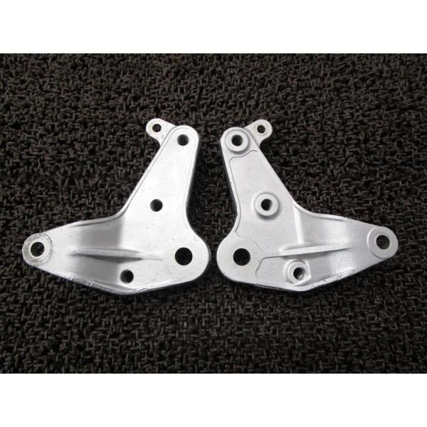 CB77　ステップホルダー 左右商品説明使用感等に伴うキズございます。商品の状態は、画像にてご確認下さい。修復素材に、いかがですか♪中古品の為、神経質な方のご入札はご遠慮願います。【車両情報】■メーカー：ホンダ■車名：CB77■車体番号：C...
