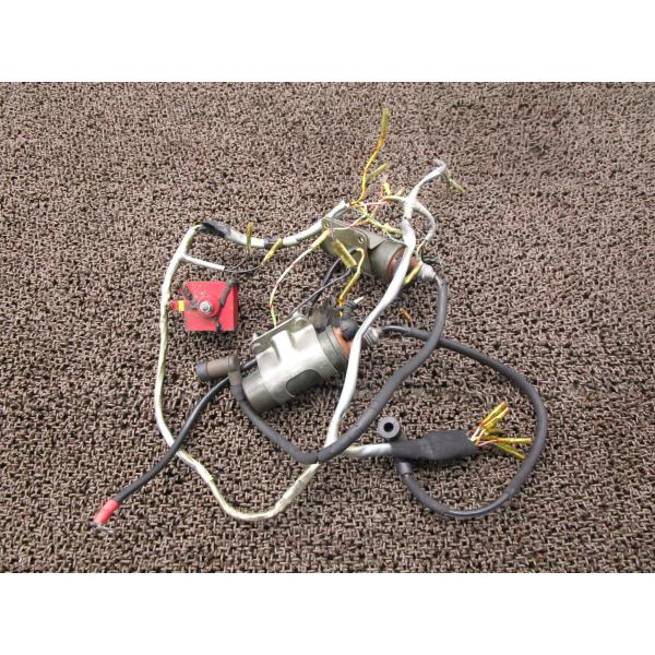 CB77　メインハーネス整流器 イグニッションコイル商品説明使用感等に伴うキズございます。商品の状態は、画像にてご確認下さい。修復素材に、いかがですか♪動作未確認の為、神経質な方のご入札はご遠慮願います。【車両情報】■メーカー：ホンダ■車名...