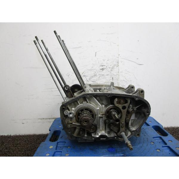 CB77　エンジン腰下 クランクケース商品説明使用感等に伴うキズ、サビございます。カバーにオイルを抜いての保管となります。商品の状態は、画像にてご確認下さい。部品取り・OH素材に、いかがですか♪中古品の為、神経質な方のご入札はご遠慮願います...