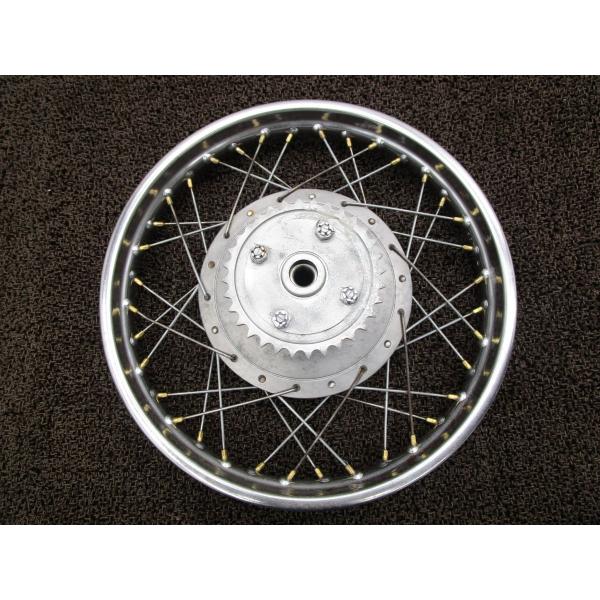 CB77　リアホイール スプロケット商品説明使用感等に伴うキズ、サビございます。約2mm程の振れございます。欠けございます(画像8枚目参照)。スポークに曲がりございます。商品の状態は、画像にてご確認下さい。修復素材に、いかがですか♪中古品の...