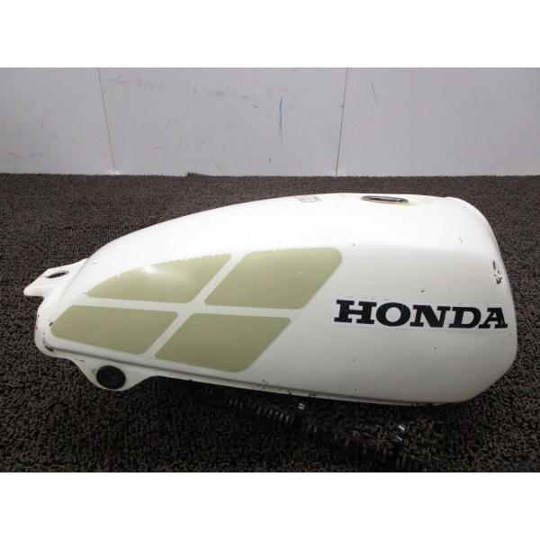 シルクロード　ガソリンタンク フューエルコック商品説明始動確認済み車両からの取り外しとなります。使用感等に伴うキズございます。タンク内サビございます。洗浄してからご使用ください。右前方に約2センチ程の凹み、右後方にエクボ程度の凹みが2箇所ご...