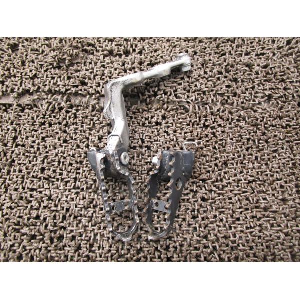 XLR250R　メインステップ ステー 左右商品説明始動確認済み車両からの取り外しとなります。使用感等に伴うキズ、サビございます。足置き部分に凹みございます(画像4枚目参照)。商品の状態は、画像にてご確認下さい。修復素材に、いかがですか♪中...