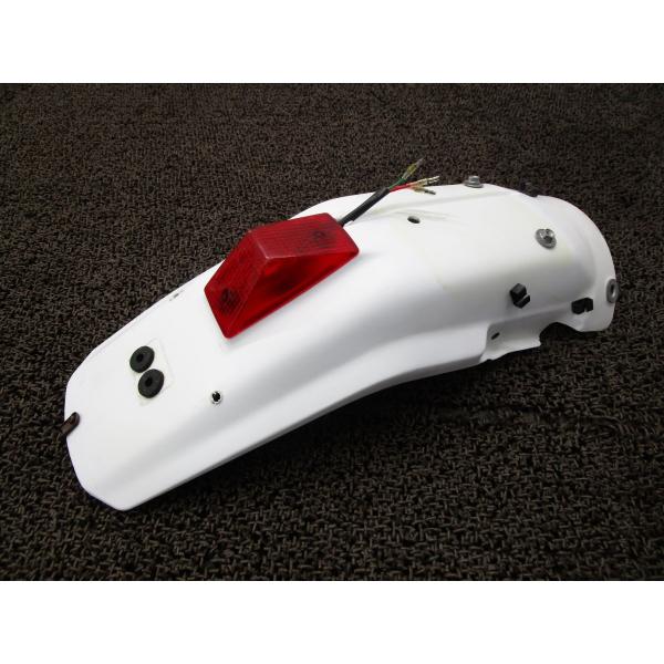 XLR250R　リアフェンダー テールランプ商品説明始動確認済み車両からの取り外しとなります。使用感等に伴うキズございます。テールランプのレンズに凹んでいる箇所ございます(画像7枚目参照)。商品の状態は、画像にてご確認下さい。修復素材に、い...